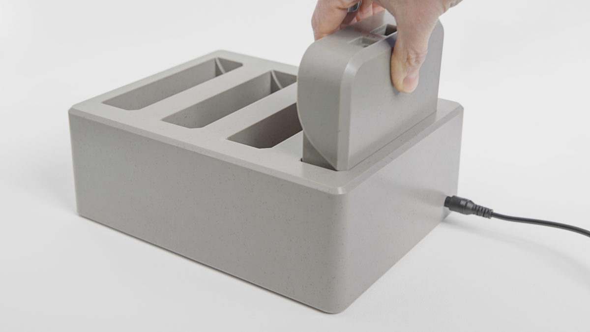 Battery-powered Qi wireless chargers for mobile tables