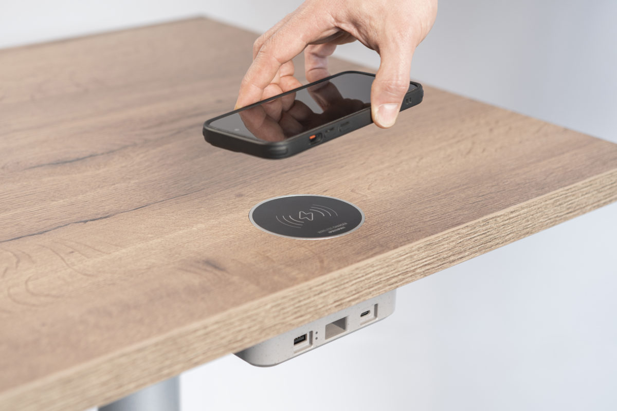Battery-powered Qi wireless chargers for mobile tables