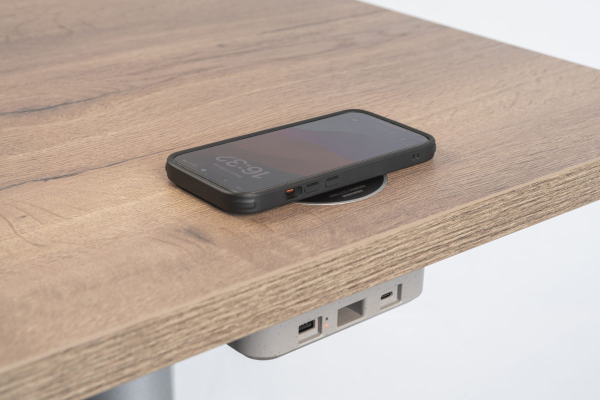 Battery-powered Qi wireless chargers for mobile tables